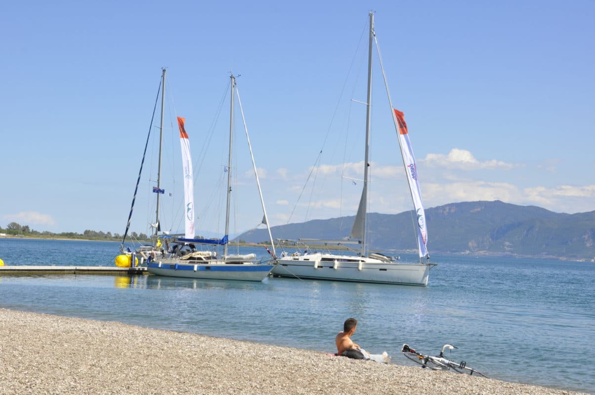 ΓΑΛΑΖΙΑ ΣΗΜΑΙΑ ΣΤΗΝ ΠΑΡΑΛΙΑ ΤΗΣ ΨΑΝΗΣ ΣΤΗ ΝΑΥΠΑΚΤΟ. | The Locals